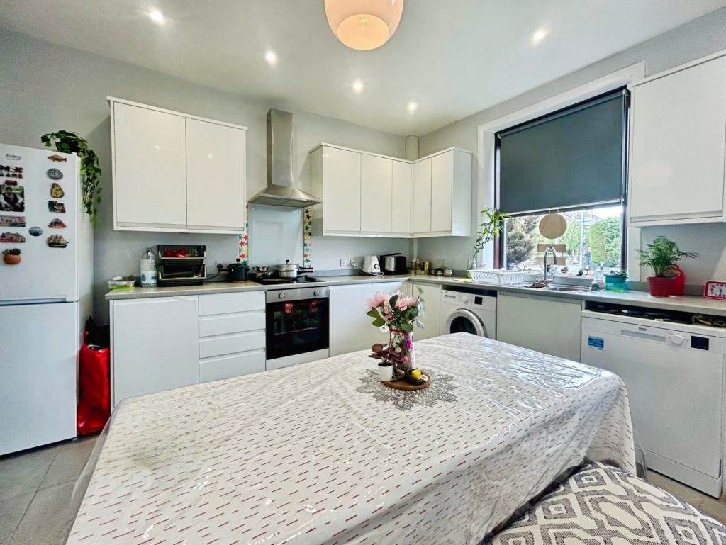 Springfield Road, LS27 3 bed end of terrace house - £1,200 pcm (£277 pw)