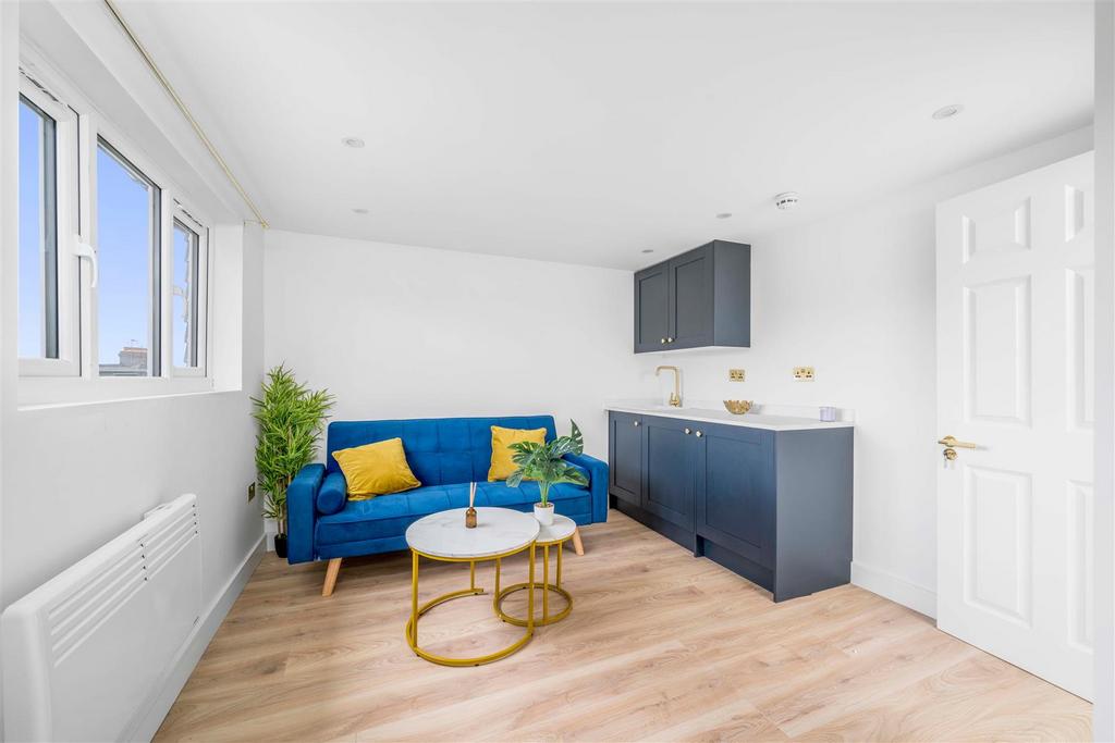 Weald Rise, Harrow Studio to rent - £1,300 pcm (£300 pw)