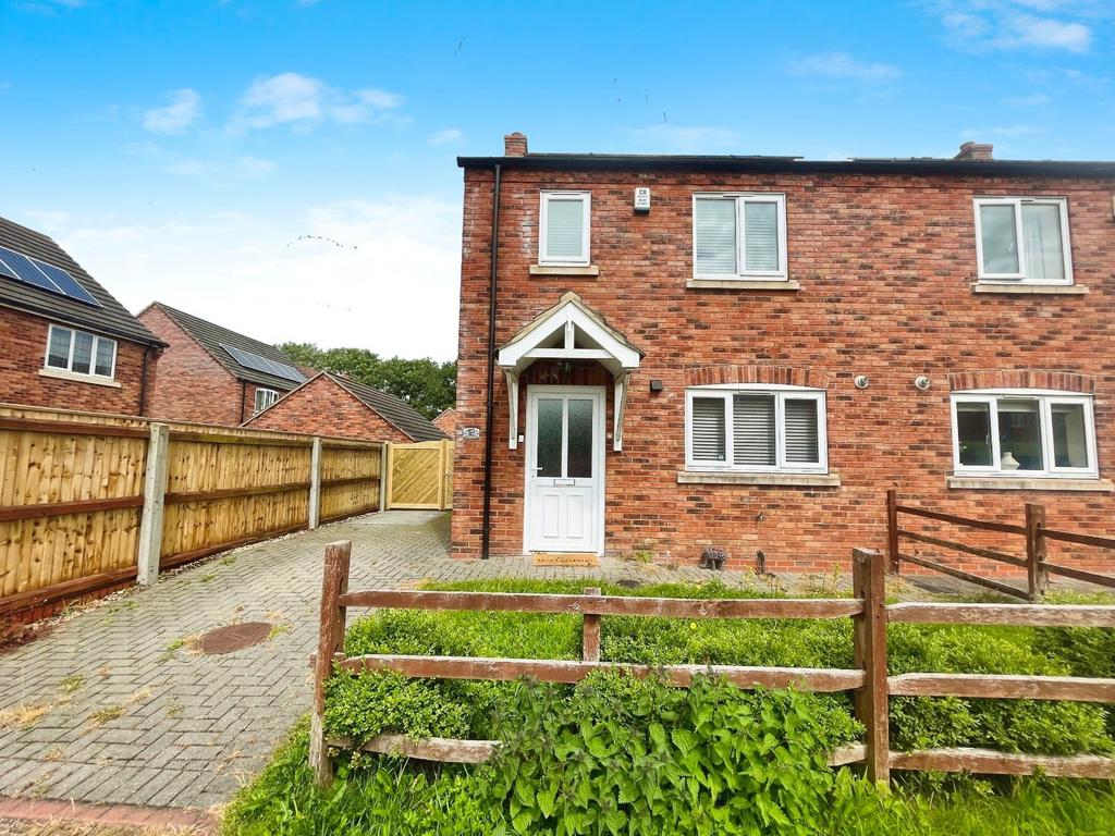 Quantock Gardens, Grimsby DN41 3 bed semi-detached house - £180,000