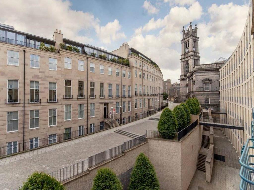 Fettes Row, New Town, Edinburgh 2 bed flat - £1,695 pcm (£391 pw)