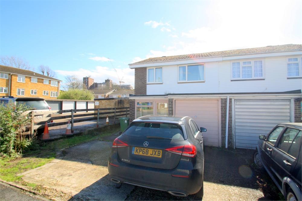 Robin Way, Staines-upon-Thames, TW18 3 bed semi-detached house to rent ...