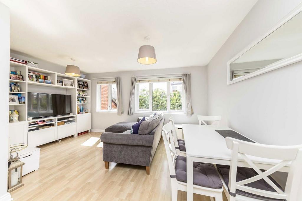 Hopwood Close, London SW17 2 bed flat - £2,000 pcm (£462 pw)