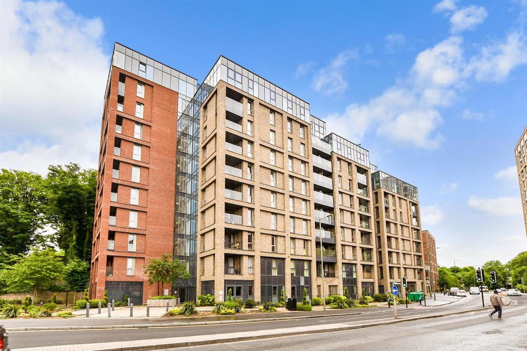 Marketfield Way, Redhill, Surrey 2 bed apartment for sale - £390,000