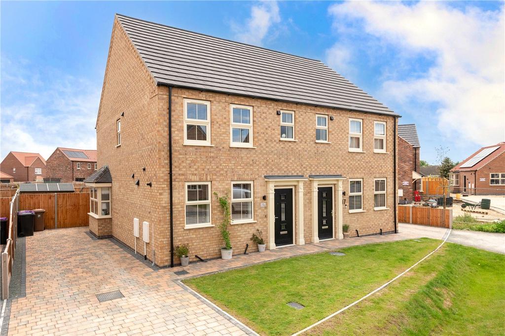 Dunsby Close, Ruskington, Sleaford... 3 bed semi-detached house - £240,000