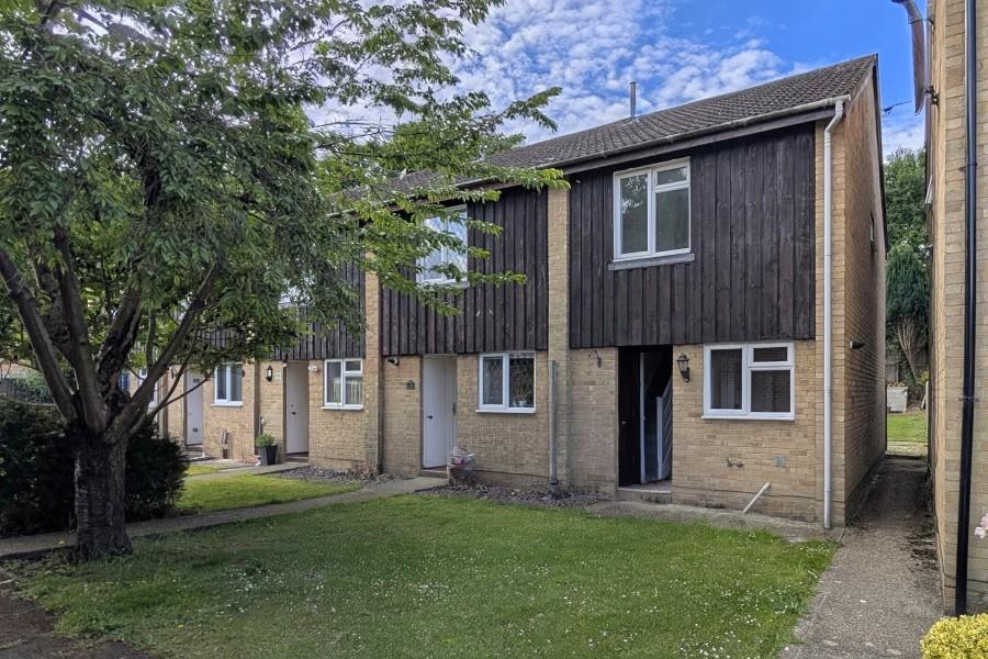 Knightswood, Woking GU21 2 bed end of terrace house - £1,650 pcm (£381 pw)