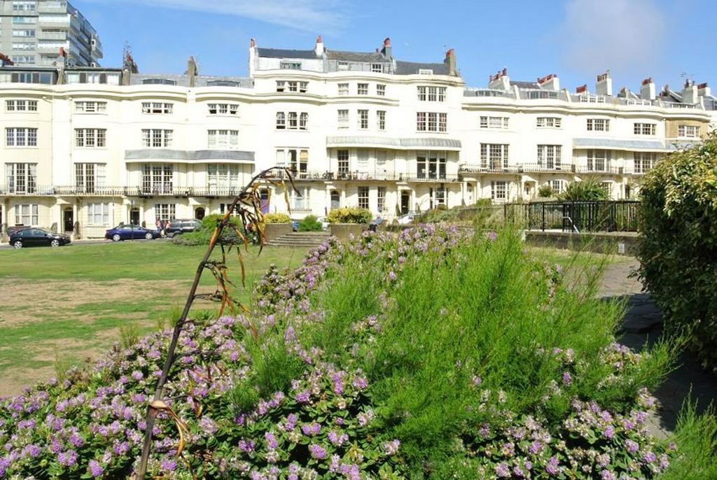 Regency Square, Brighton BN1 2FG Studio - £600 pcm (£138 pw)