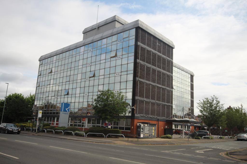 Roberts House, WA14 1 bed flat for sale - £106,000