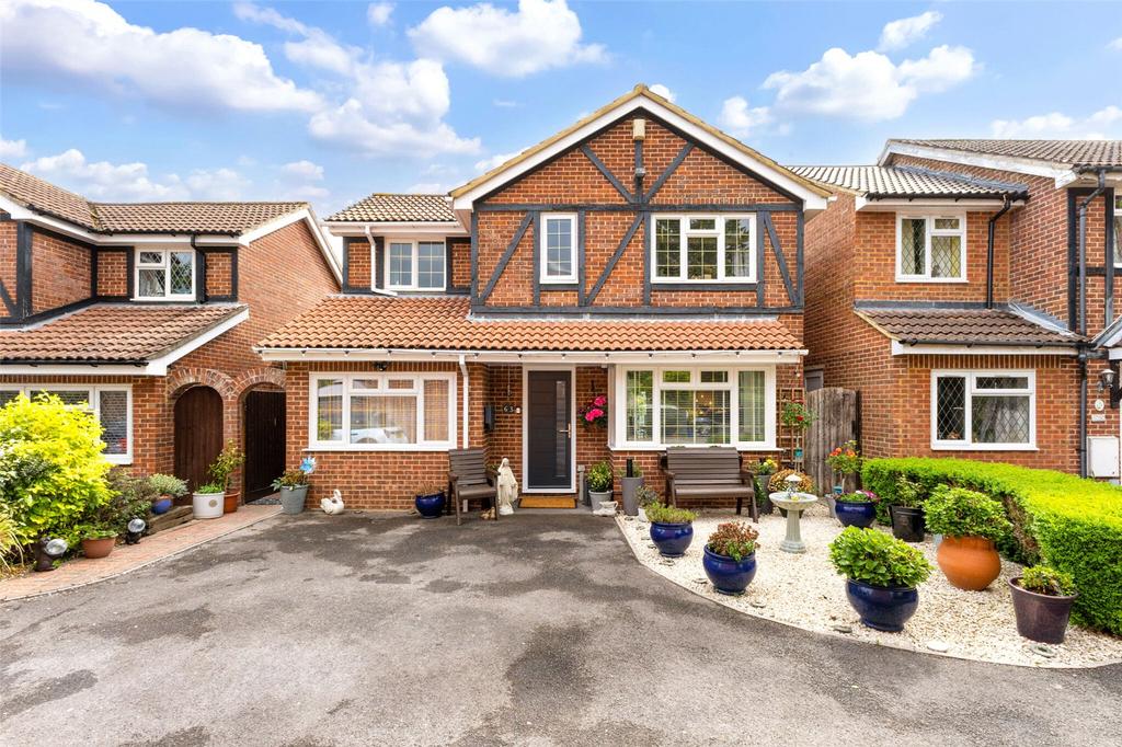 St Nicholas Court, Basingstoke, RG22 4 bed detached house - £475,000