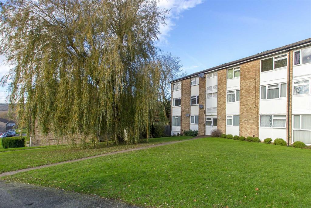 Barnetts Shaw, Oxted 2 bed flat - £1,300 pcm (£300 pw)