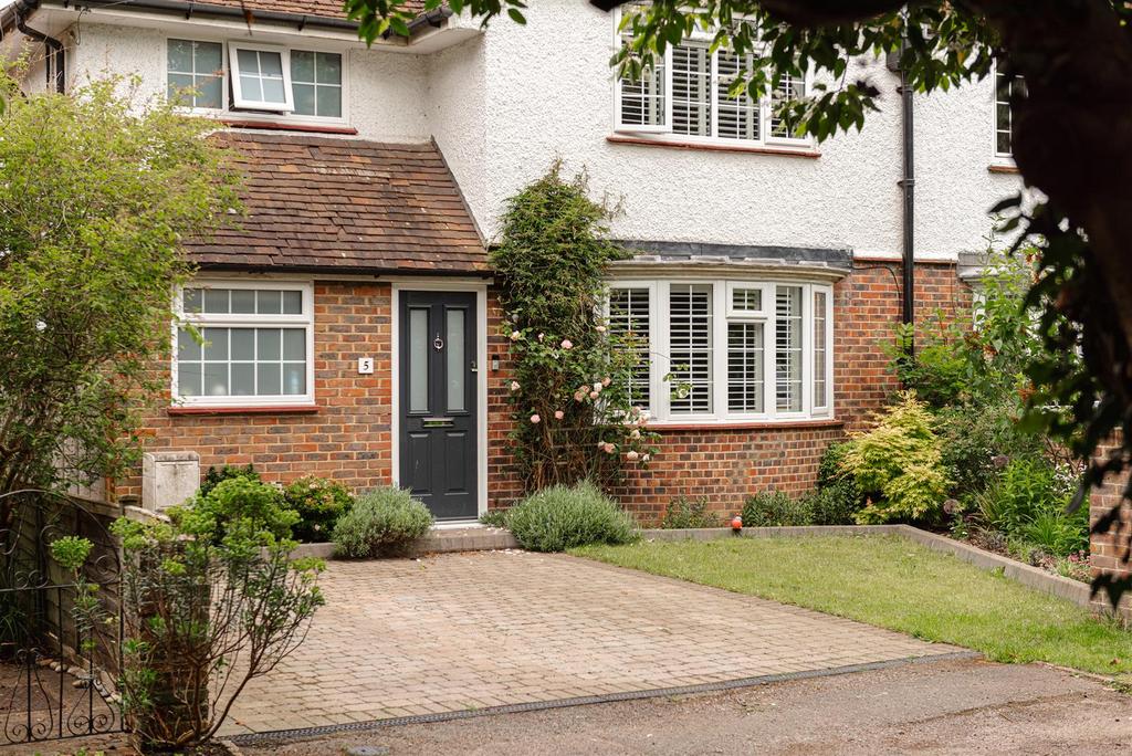 East Walk, Reigate 4 bed semi-detached house - £4,000 pcm (£923 pw)