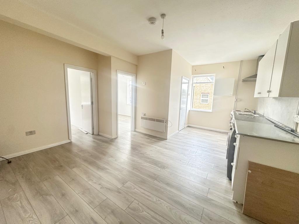 Enfield EN3 2 bed flat to rent - £1,500 pcm (£346 pw)