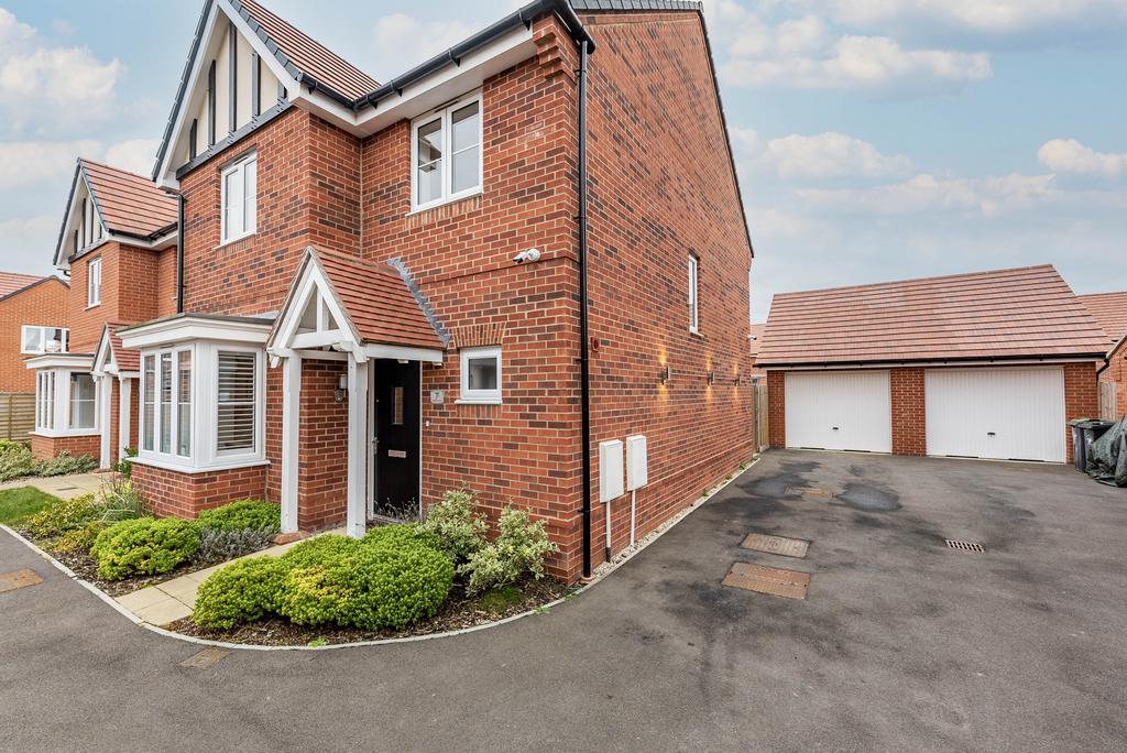 Mapletoft Avenue, Essex CB10 4 bed detached house - £2,100 pcm (£485 pw)