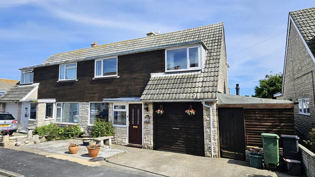 Page Drive, Southwell 3 bed semi-detached house - £285,000