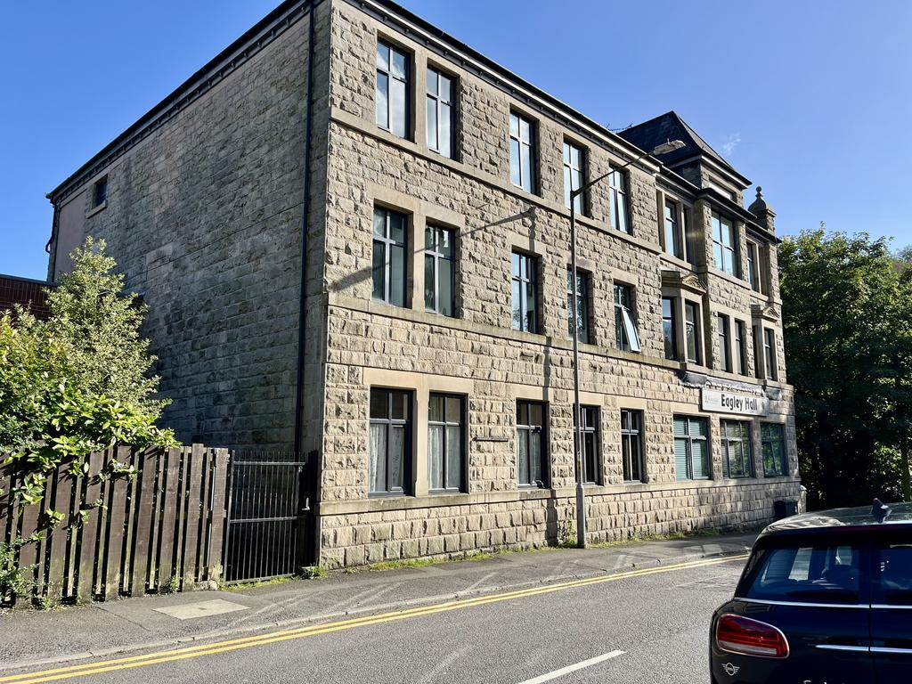 Spencers Wood, Bromley Cross, Bolton... 2 bed flat to rent - £850 pcm ...