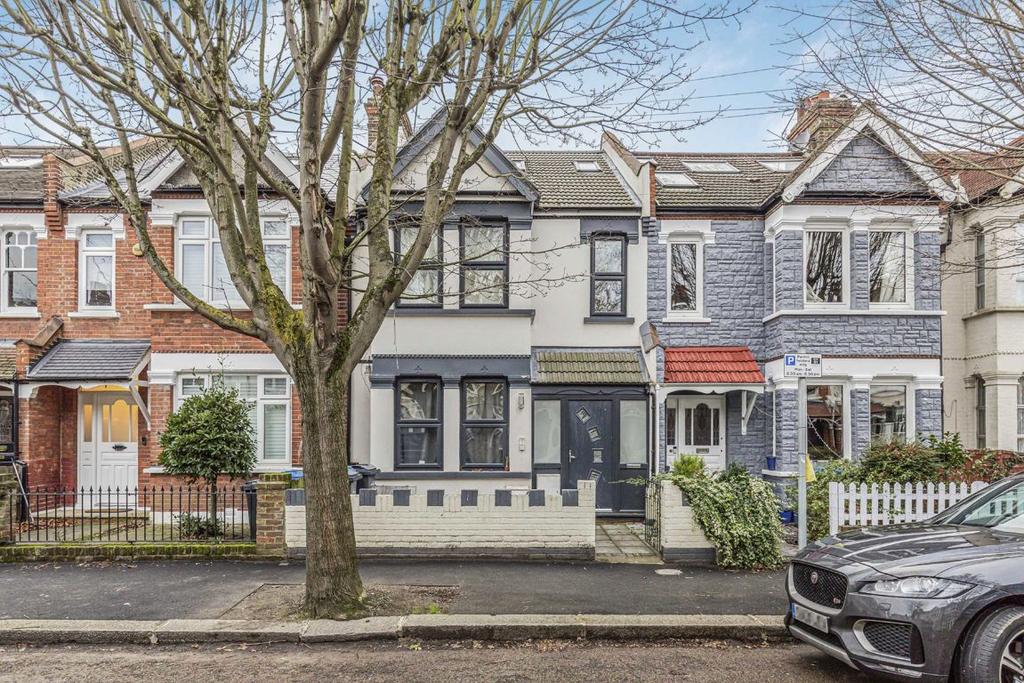 Boscombe Road, London SW19 3 bed flat to rent - £2,650 pcm (£612 pw)