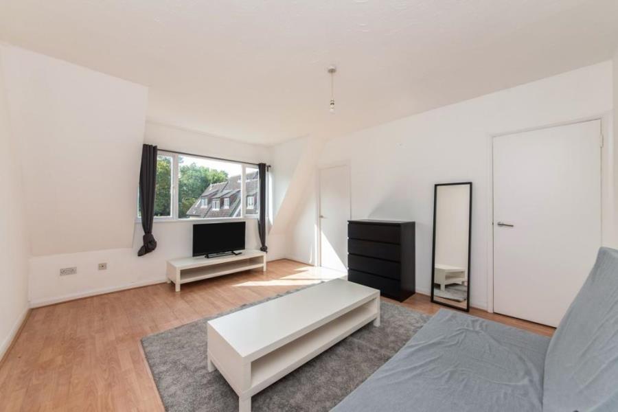 NW10 7EG Studio - £1,400 pcm (£323 pw)