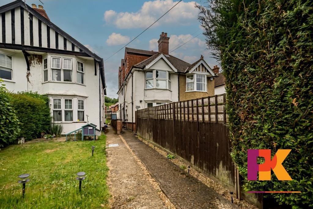 Hughenden Road, High Wycombe HP13 2 bed flat to rent - £1,395 pcm (£322 pw)