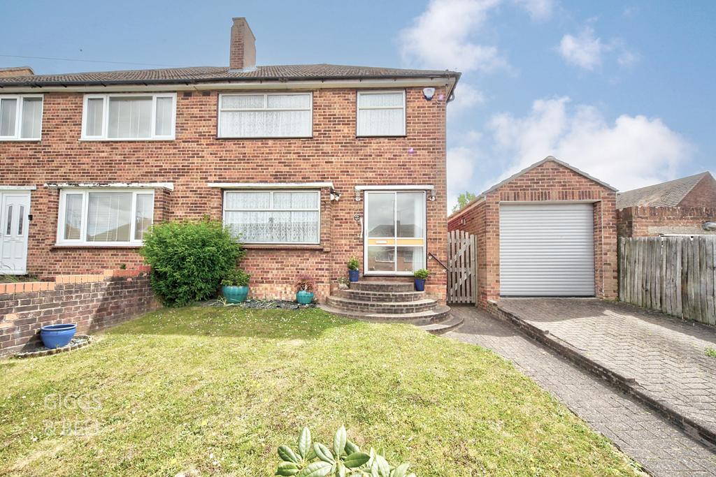 Pennine Avenue, Luton, Bedfordshire, LU3 3 bed semi-detached house - £ ...