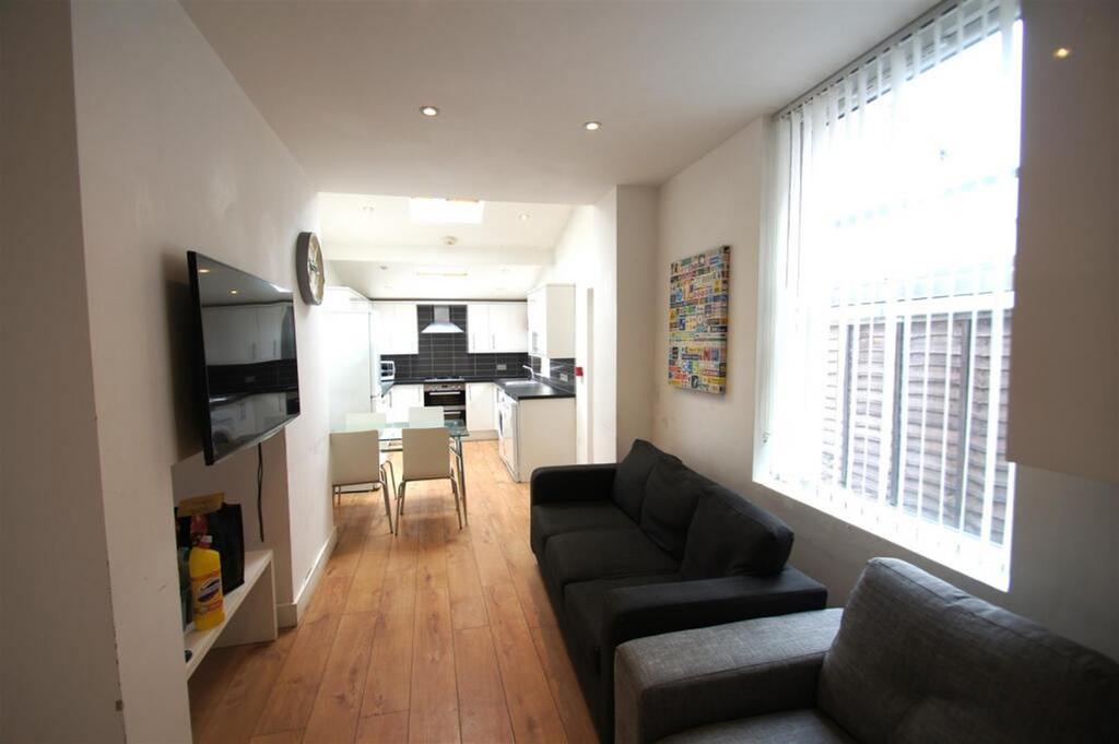 Albion Road, Manchester M14 6 bed house - £3,519 pcm (£812 pw)