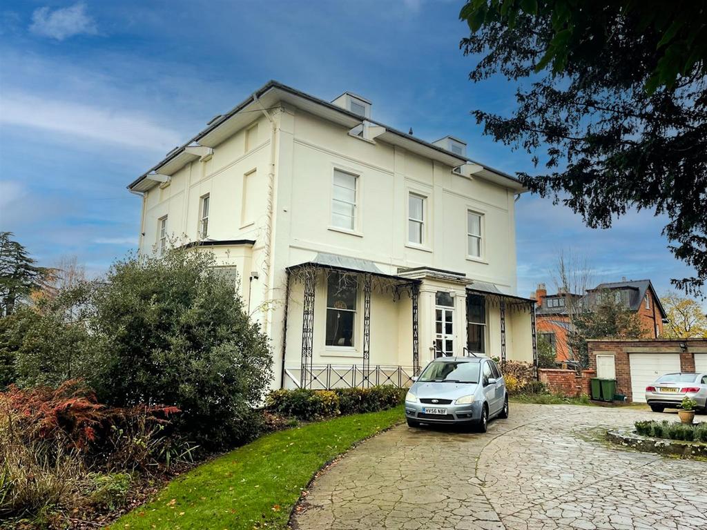 The Park, Cheltenham GL50 2SW 2 bed flat - £1,250 pcm (£288 pw)