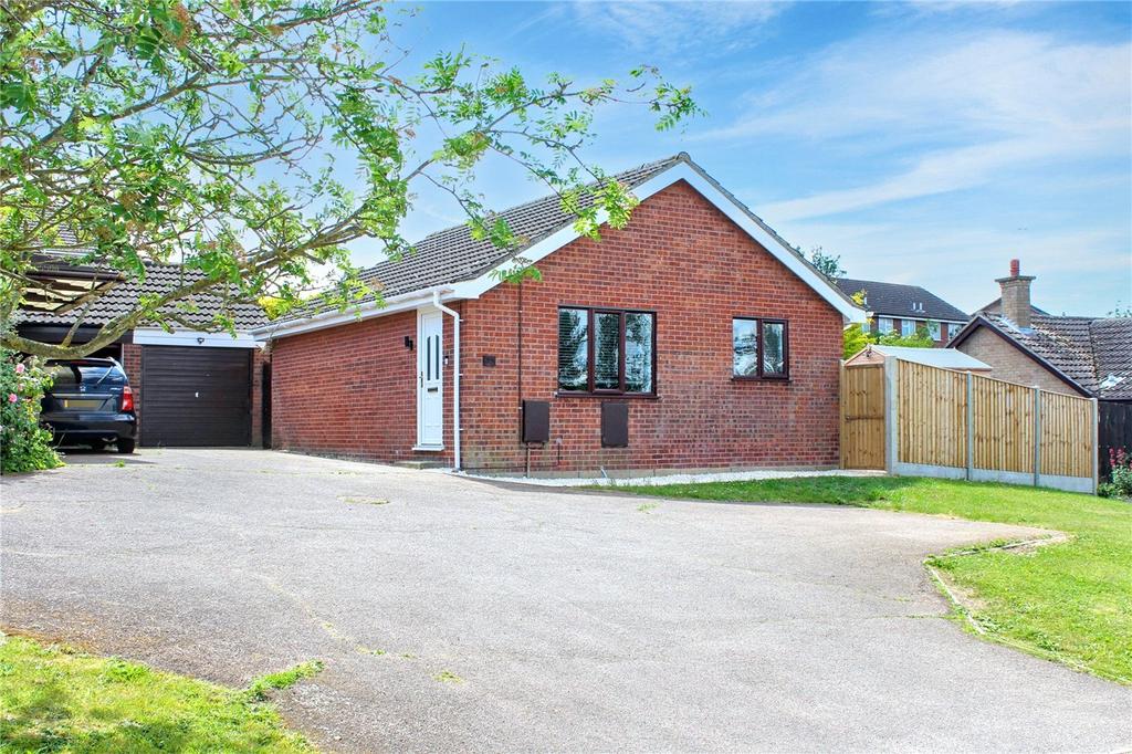 Dukes Drive, Halesworth, Suffolk, IP19 2 bed bungalow - £290,000