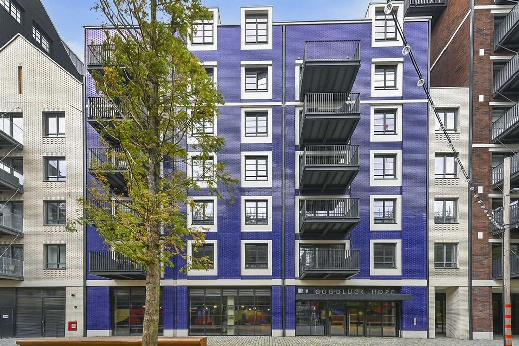 Orchard Place, London E14 2 bed flat - £2,747 pcm (£634 pw)