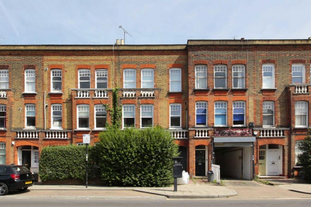 Queenstown Road, London SW8 2 bed flat - £2,250 pcm (£519 pw)