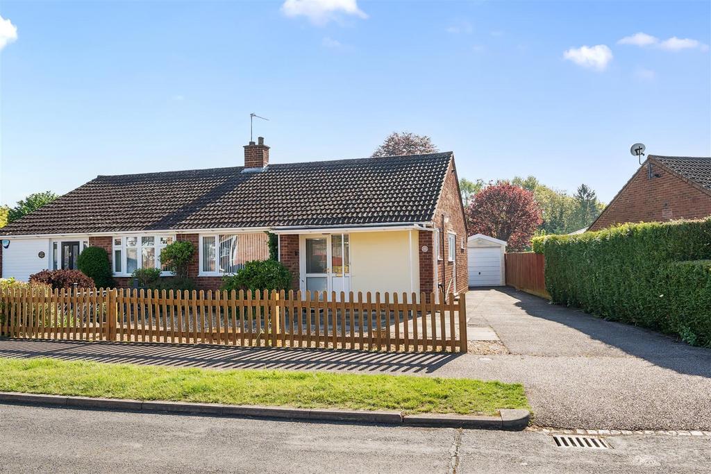 Tudor Close, Bromham, Bedford 2 bed semi-detached bungalow for sale - £ ...