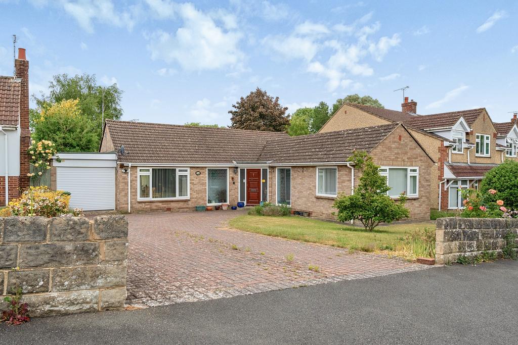 Sandown Avenue, Lakeside, Swindon, SN3 3 bed detached bungalow - £540,000