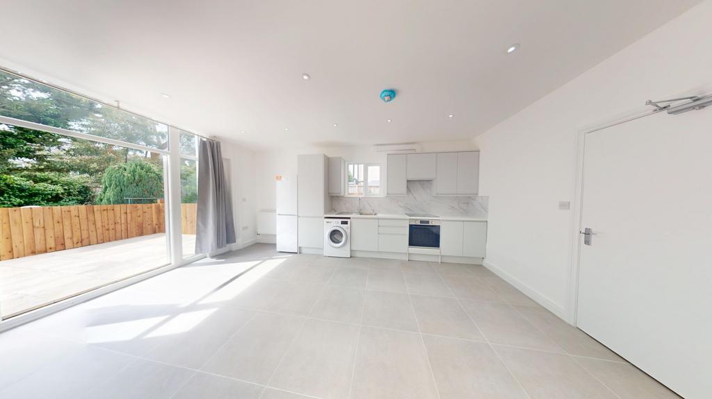 Beaconsfield Road, London, N11 1 bed flat - £1,600 pcm (£369 pw)