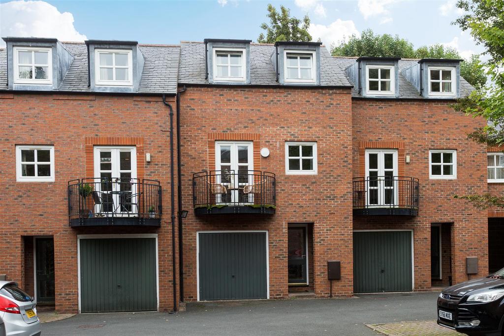 Tanner Row, York 2 bed townhouse - £1,200 pcm (£277 pw)