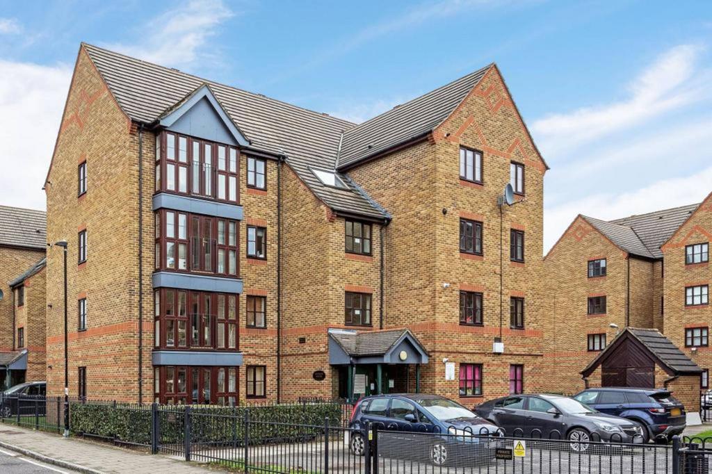 31 Wellington Way, London E3 2 bed flat - £2,100 pcm (£485 pw)