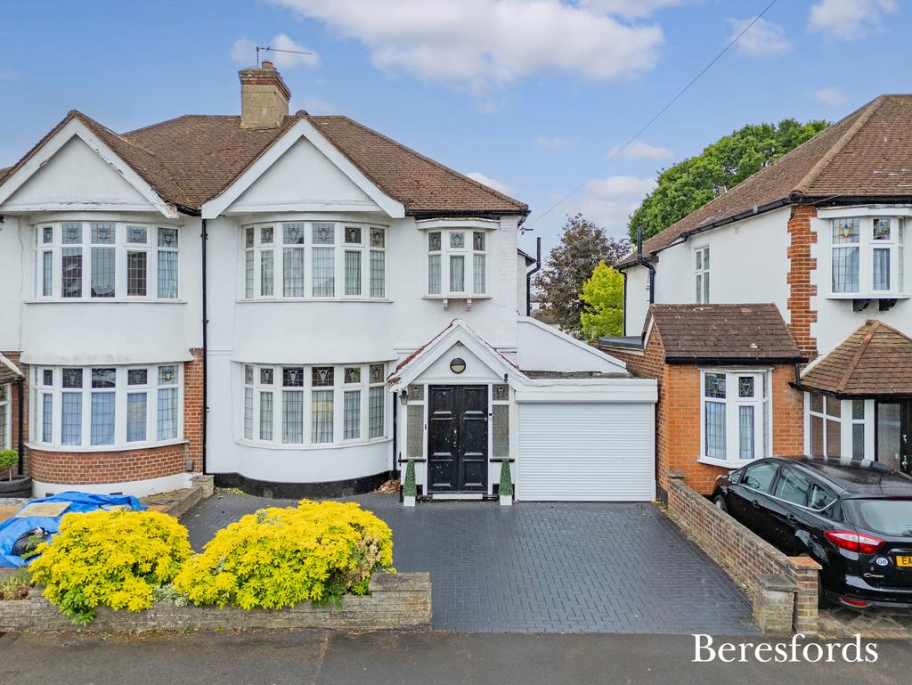 Gaynes Park Road, Upminster, RM14 3 bed semi-detached house - £700,000