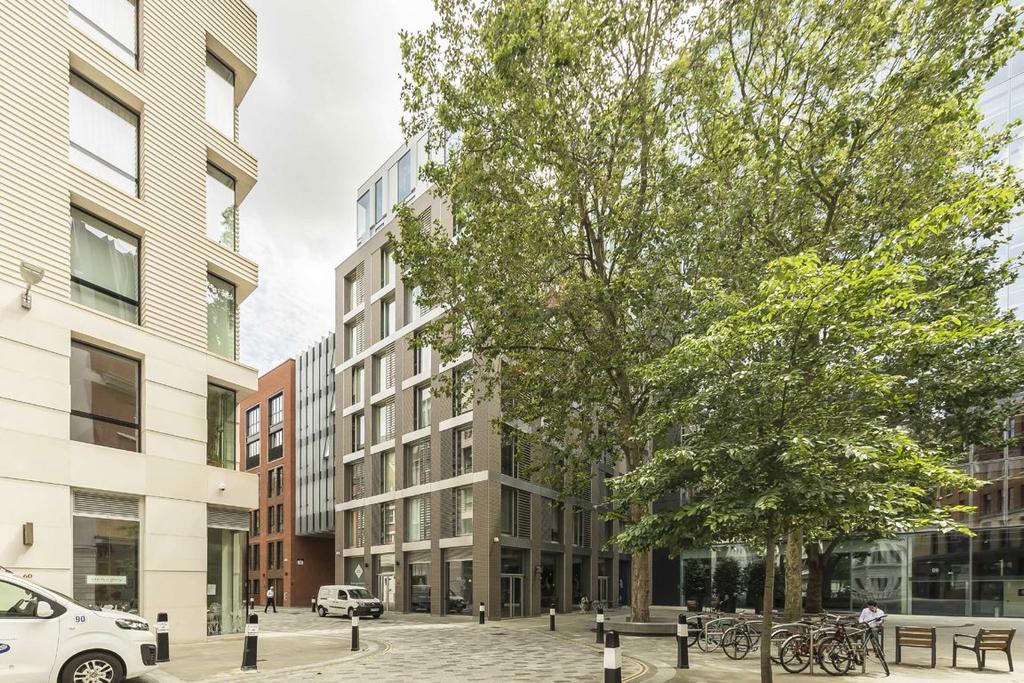 Bartholomew Close, London EC1A 1 bed flat - £3,100 pcm (£715 pw)