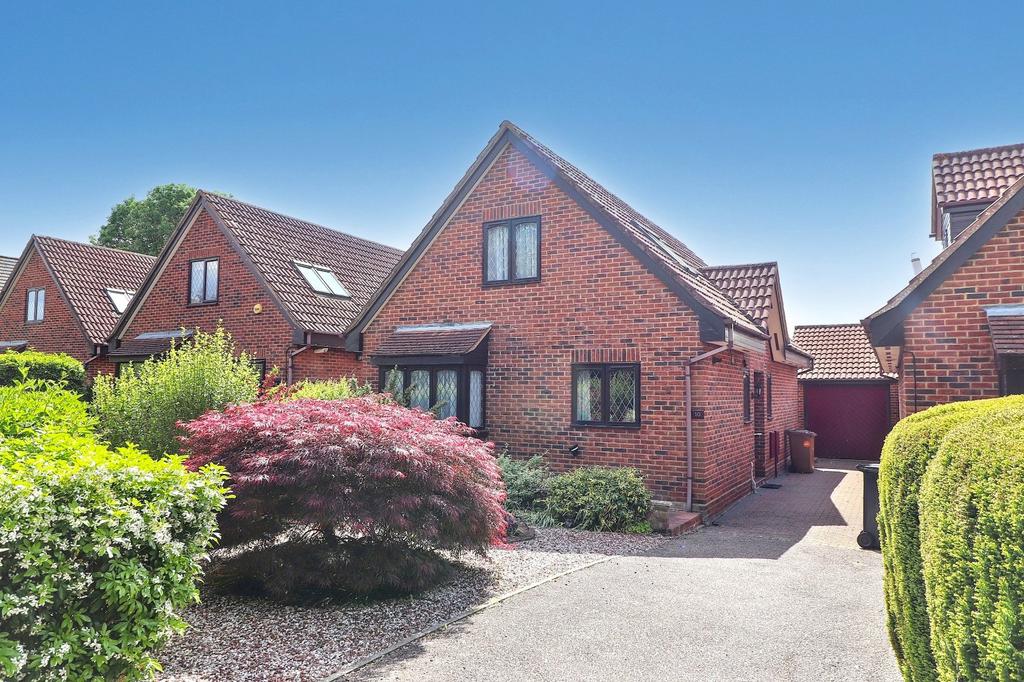 Hilton Close, Stevenage... 3 bed bungalow for sale - £550,000