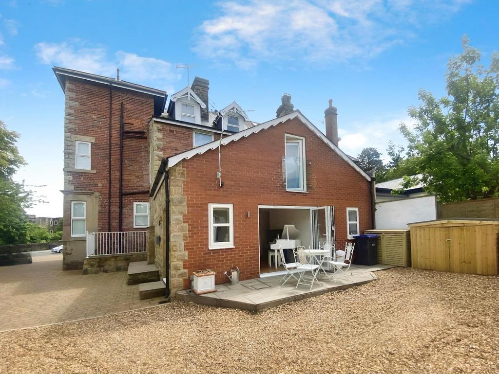 Ripon Road, Harrogate,HG1 2JL 2 bed mews to rent - £1,500 pcm (£346 pw)