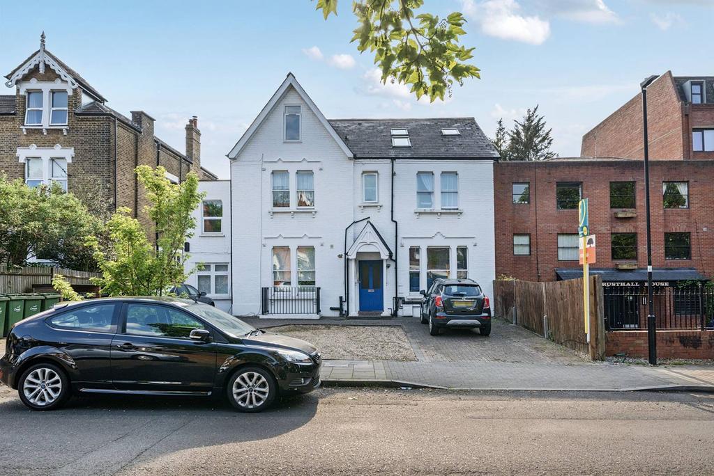 Hopton Road, Streatham, London, SW16 2 bed flat - £2,750 pcm (£635 pw)