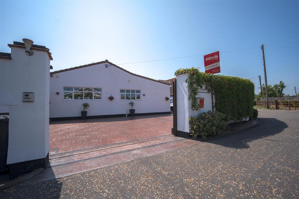 Cliff Lane, Gorleston 4 bed detached bungalow - £800,000