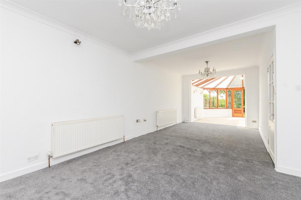 Brompton Farm Road, Rochester ME2 3 bed semi-detached house - £297,000
