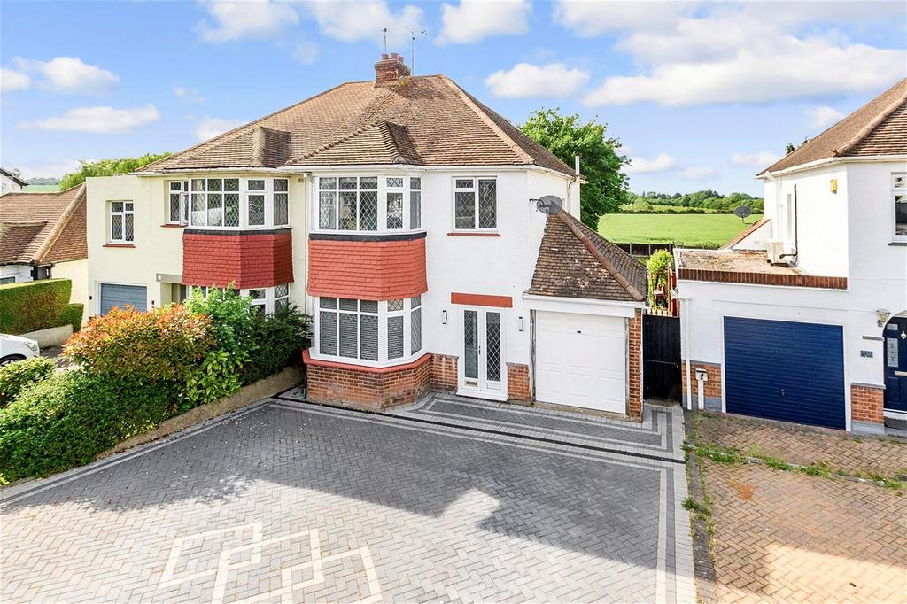 Brompton Farm Road, Rochester ME2 3 bed semi-detached house - £281,000