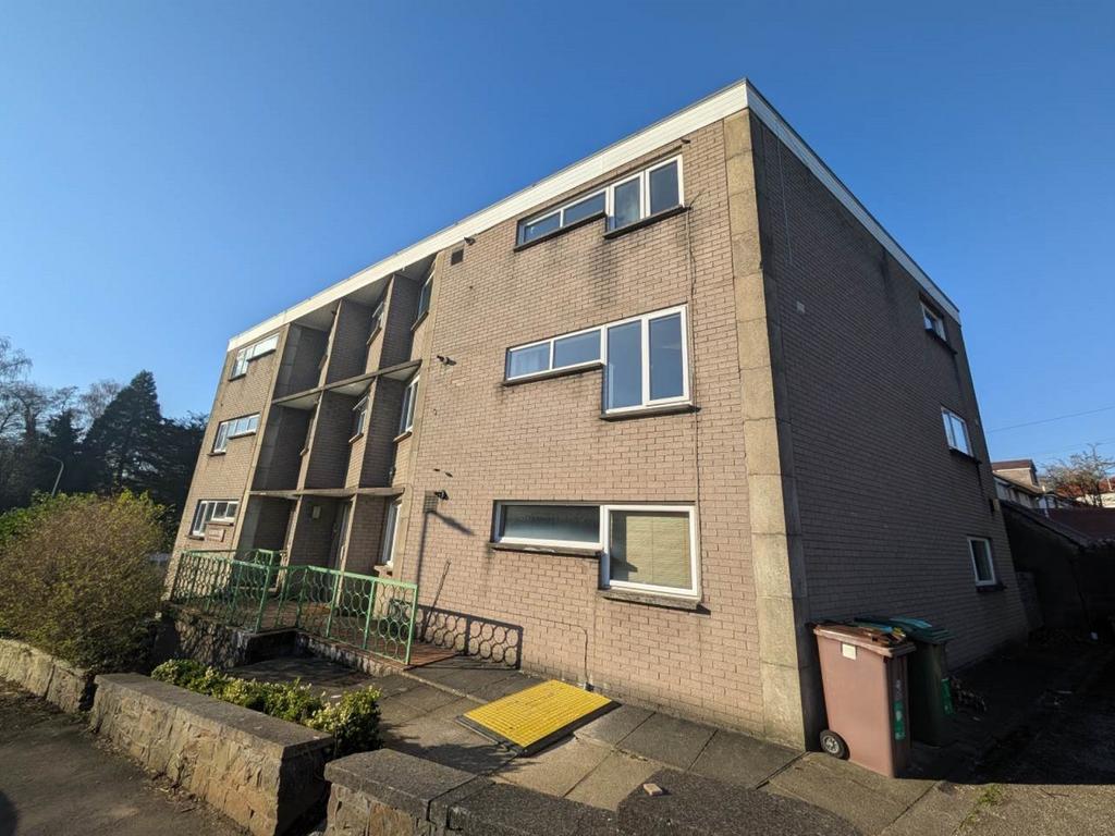 Elizabeth Court, Lake Road East... 2 bed flat - £1,200 pcm (£277 pw)