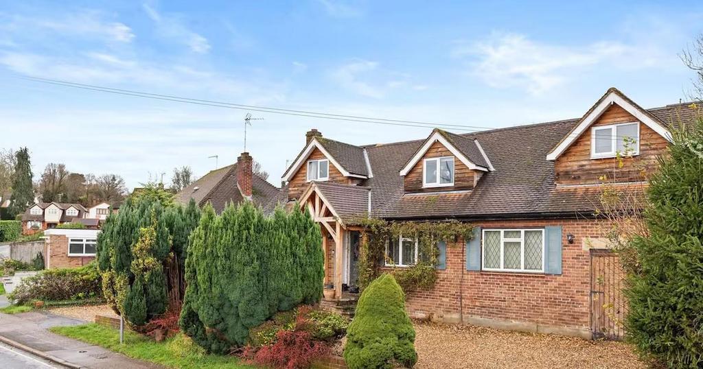 Homewood Avenue, Cuffley 2 bed flat - £1,395 pcm (£322 pw)