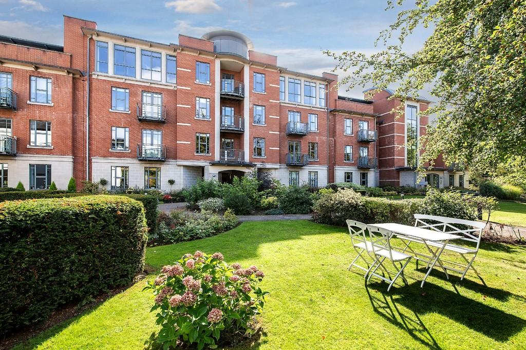 St James Place, Edgbaston B15 3 bed apartment - £1,700 pcm (£392 pw)