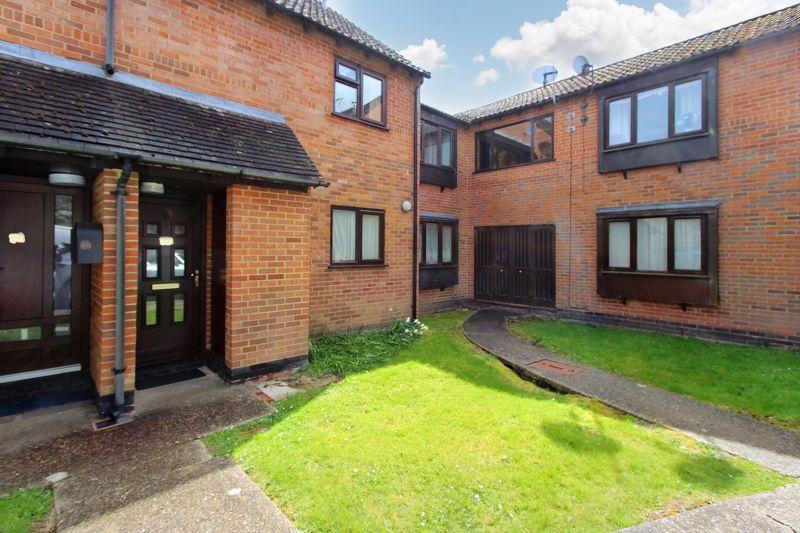 Poppy Field, Basingstoke RG24 1 bed apartment - £165,000
