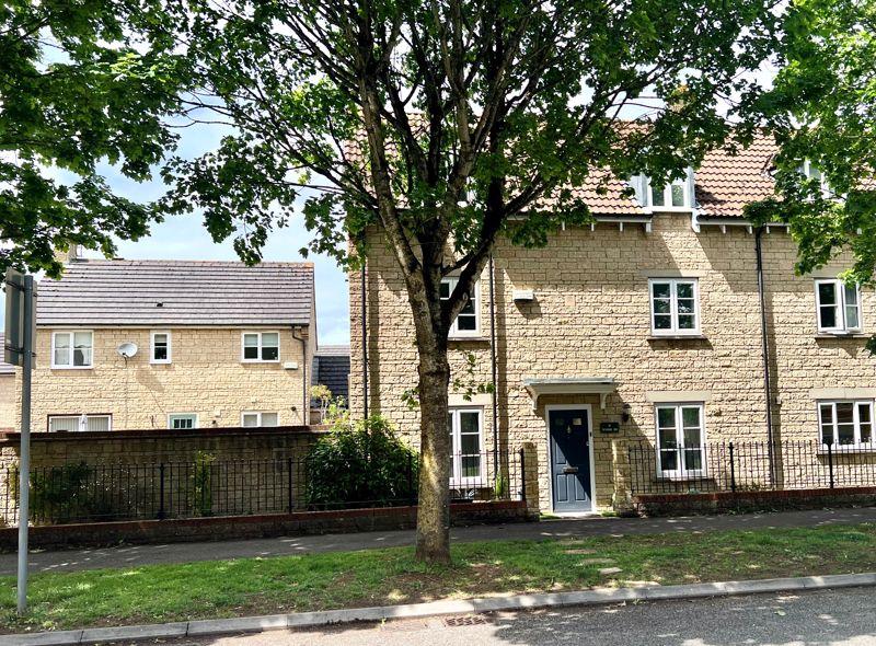 School Road, Calne SN11 3 bed townhouse - £365,000