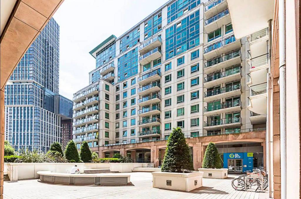 St George Wharf, SW8, Vauxhall... Studio - £2,167 pcm (£500 pw)
