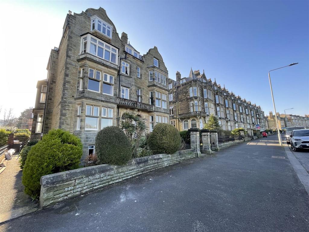Esplanade, Scarborough YO11 2 bed penthouse - £210,000