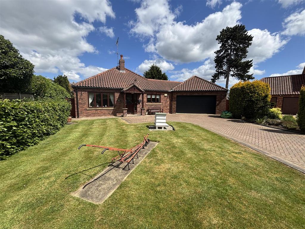 The Hall Spinney, Howden, Goole 3 bed detached bungalow - £435,000
