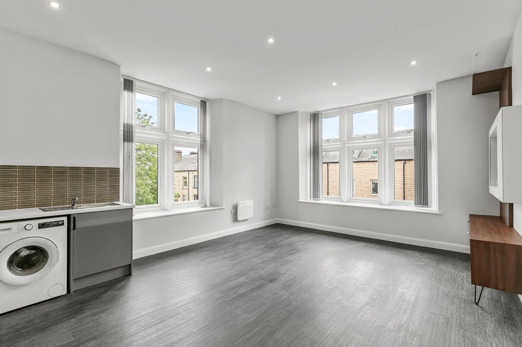 Leeds Road, Hipperholme, Halifax, HX3 1 bed flat - £825 pcm (£190 pw)