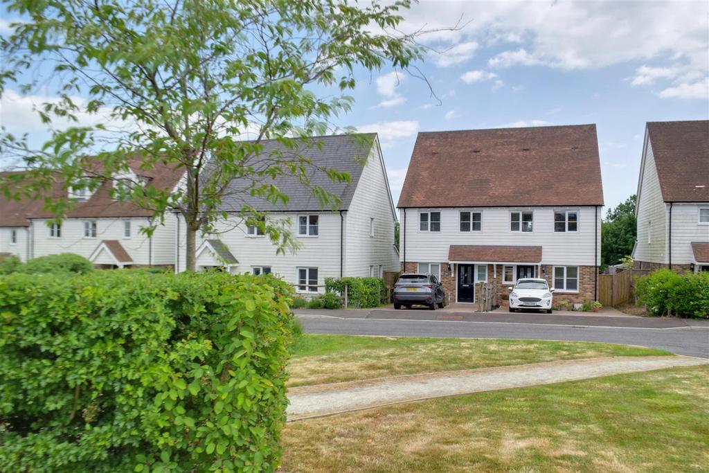 Stockwood Meadow, Staplecross 4 bed semi-detached house for sale - £450,000
